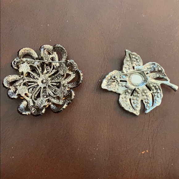 Jewelry | Broaches Set Of 2 Pins Green Jewel | Poshmark
